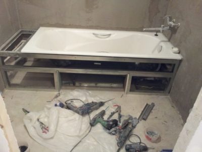 Крепление акриловой ванны к стене: 3 надежных варианта